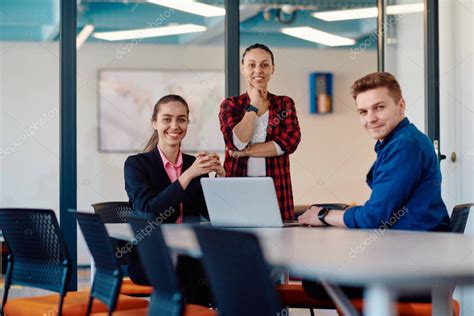 Un Equipo De Programadores Exitosos Se Sienta En Una Oficina De Startups Planeando Nuevos