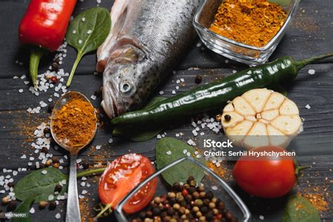 향신료와 조미료를 곁들인 신선한 송어 평면도 평평한 누워 건강한 생활방식에 대한 스톡 사진 및 기타 이미지 건강한 생활방식 건강한 식생활 고추류 Istock