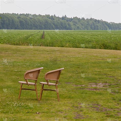 两张椅子排成一排