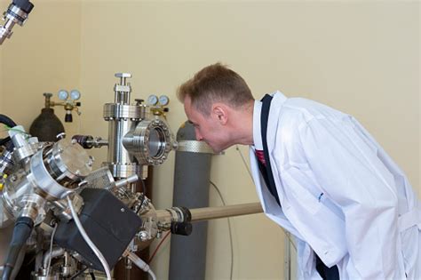 샘플을 분석 하기 위한 특별 한 장치에서 가져온 데이터를 검사 하는 실험실 전문가 Dna에 대한 스톡 사진 및 기타 이미지 Dna Stem 주제 건강 검진 Istock