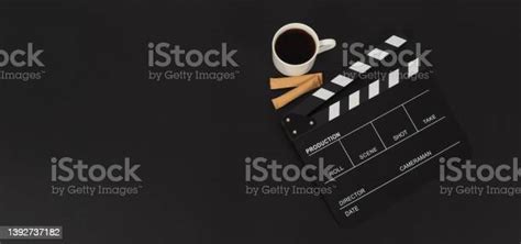 블랙 클래퍼 보드와 뜨거운 커피 화이트 컵과 검은 색 배경에 두 개의 갈색 설탕 봉지 0명에 대한 스톡 사진 및 기타 이미지 0명 갈색 검은색 Istock