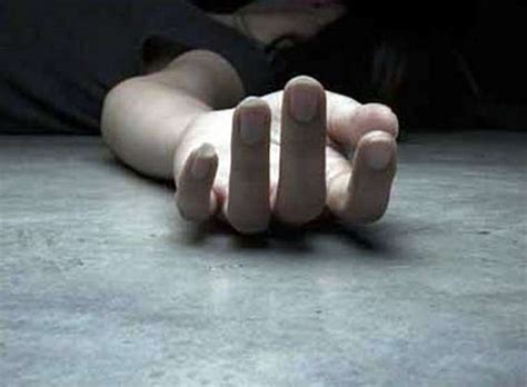 खेलते खेलते पड़ोसी के कमरे में चली गई मासूम कुछ देर बाद चादर में लिपटा