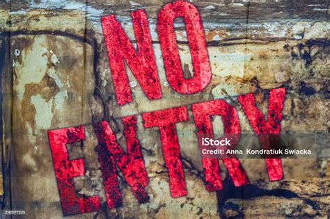 그런 지 텍스트 질감 배경 텍스트와 진입 금지텍스트 녹슨 갈색 벽에 빨간 글자로 그려진 진입 금지 경고 표시 개념으로 표시 지역에 들어가지 마십시오 조심하십시오 위험하거나