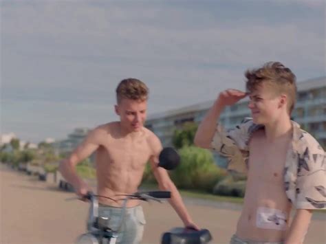 Movie Gay Themed Une Nuit A Travers Champs Gayboystube