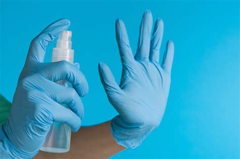 소독및 바이러스 성 전염병에 장벽을 만드는 개념 소독 액체스프레이 병을 들고 의료 장갑에 손 제스처와 한 손 중지 0명에 대한 스톡 사진 및 기타 이미지 Istock