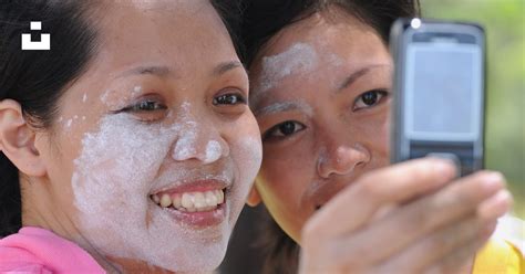 두 명의 여성이 하얀 물질로 얼굴을 하고 셀카를 찍습니다 사진 Unsplash의 무료 여자 이미지