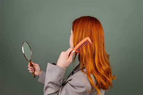 개인 미용 개인 위생 거울 건강한 머리카락 녹색 배경 머리 빗는 솔 머리 빗질 머리카락 관리 머리카락 질감 반사