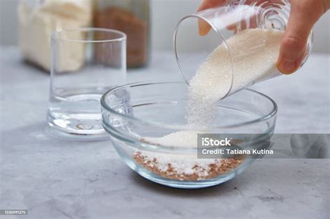 3단계 달고나 커피를 만들기 위해 설탕과 물을 추가합니다 트렌디한 한국 음료 단계별 요리 0명에 대한 스톡 사진 및 기타 이미지 Istock