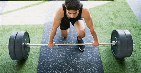 체육관에서 젊은 맞는 히스패닉 남자 무거운 바벨을 들어 올리고 근육을 구부리고 사진 Unsplash의 슬로바키아 이미지