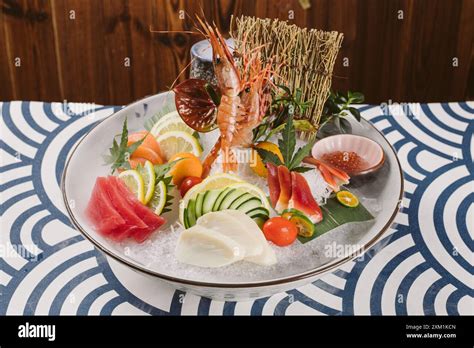 Authentic Japanese Sashimi Platter ，fresh Sashimi Set On Ice Japanese