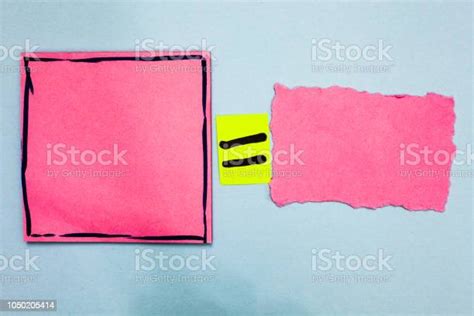 디자인 비즈니스 빈 서식 파일 격리 분홍색 종이 노트 알림 등호 기억에 중요 한 메시지를 광고에 대 한 최소 그래픽 레이아웃 템플릿 0명에 대한 스톡 사진 및 기타 이미지