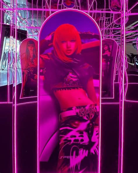 첫 솔로 기념 리사 팝업스토어 개최 전시회를즐기다