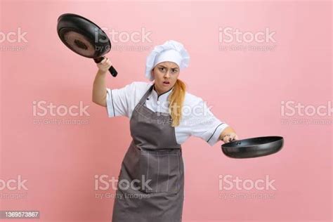 여성 요리사의 만화 초상화 흰색 모자와 부엌 앞치마를 입은 요리사는 분홍색 배경에 고립 되어 있습니다 요리 직업 비즈니스 음식 맛 레스토랑 개념 20 24세에 대한 스톡
