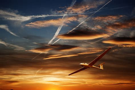 フリー写真 夕空と飛行機雲とグライダーでアハ体験 GAHAG 著作権フリー写真イラスト素材集 GAHAG 著作権フリー
