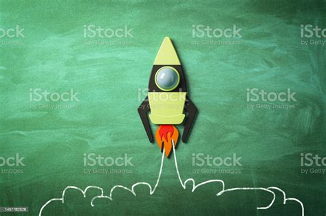 녹색 칠판 배경에 밝은 그래픽 로켓을 벗는 스타트업 및 비즈니스 개념 3d 렌더링 0명에 대한 스톡 사진 및 기타 이미지 0명 개념 공란 Istock