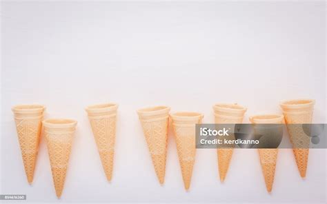 평면 흰색 바탕에 다양 한 신선한 과일 블루베리 딸기 오렌지 바나나 열정 과일 사과 체리 설치 하다 여름 고 달콤한 메뉴 개념입니다 건강한 생활방식에 대한 스톡 사진 및