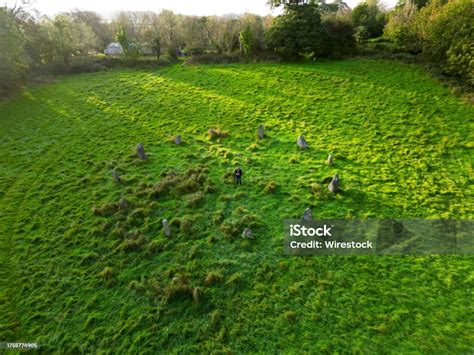 영국 데본의 비밀 장소에 있는 돌 원형 바위 중앙에 있는 사람 거석에 대한 스톡 사진 및 기타 이미지 거석 경관 고대의 Istock
