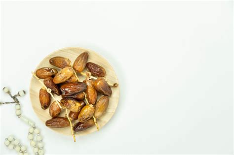 테이블 상단 보기 장식 라마단 카림 휴가 배경의 항공 이미지 묵주와 플랫 평신도 날짜 금식을 위한 할랄 식사는 흰색 Woodcopy 공간에서 무슬림에게 의무적입니다 0명에