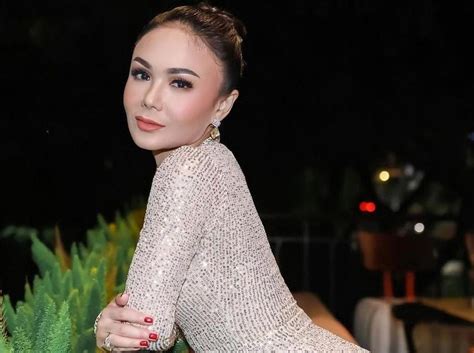 10 Model Rambut Yuni Shara Yang Ikonik Dan Legendaris