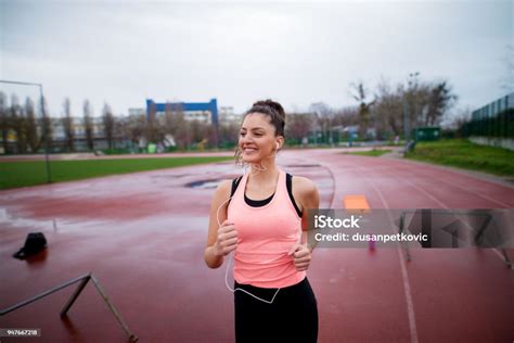 매력적인 젊은 해피 피트 니스 여자 육상 트랙에 밖에 서 음악을 들으면서 조깅의 초상화 가을에 대한 스톡 사진 및 기타 이미지 가을 결심 경쟁 Istock