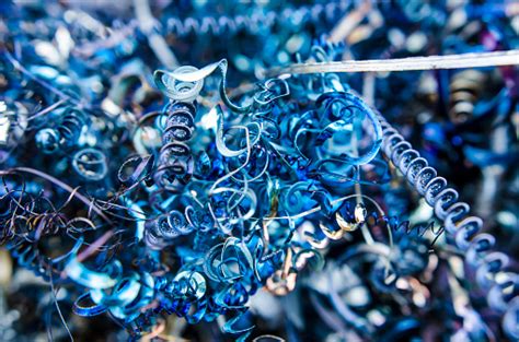 금속 오프컷 녹슨 스와프 파편 금속 작업의 선회 과정에서 폐기물 조각 0명에 대한 스톡 사진 및 기타 이미지 0명 고물 집적소 구리 Istock