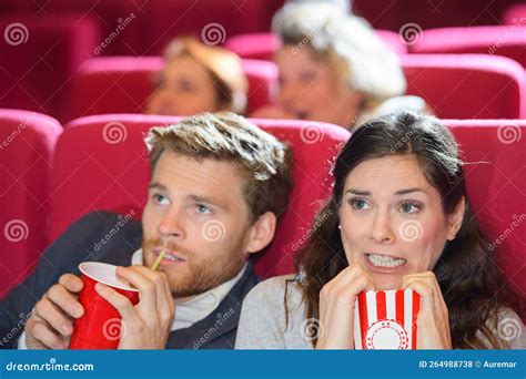 Casal Jovem Chocado Assistindo Filme De Terror Foto De Stock Imagem