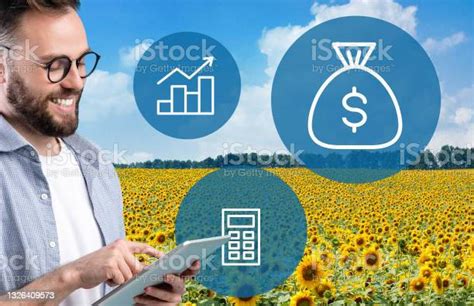 농업 프로세스 자동화를 위해 디지털 태블릿을 사용하는 행복한 농업 사업가 개발에 대한 스톡 사진 및 기타 이미지 개발 개선 기후 묘사 Istock