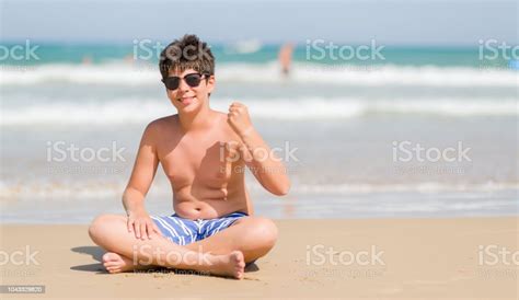 어린 아이가 휴일에 자랑 비명과 축 하 하는 승리와 성공을 매우 흥분된 하 고 해변에서 환호 하는 감정 감정에 대한 스톡 사진 및 기타 이미지 Istock