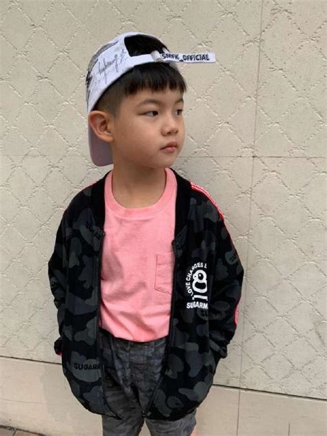 胡可曬兒子街拍，安吉變得又萌了，一起合影的爸爸卻比他還搶鏡 每日頭條