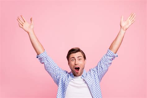 좋은 꿈꾸는 매력적인 잘생긴 쾌활 명랑 한 남자가 착용의 체크 셔츠 핑크 파스텔 배경 위에 절연 멋진 파티 무료 자유를 손에 높이 경외감에 대한 스톡 사진 및 기타 이미지