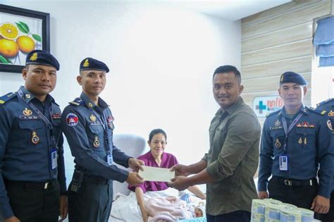 ក្រុមការងារ អាវុធហត្ថរាជធានីភ្នំពេញ នាំយកអំណោយចុះសួរសុខទុក្ខសមាជិកដែលទើបសម្រាលកូន Timely News