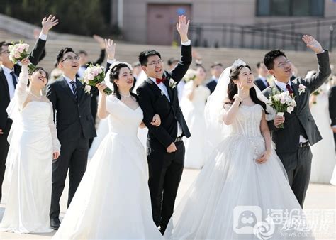 【海报新闻】相约美好季节，100对校友举行集体婚礼