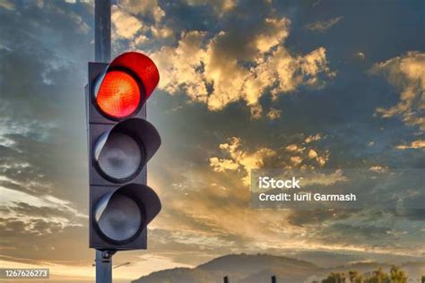 극적인 하늘을 통해 신호등의 솔직한 사진 텍스트공간을 복사합니다 교통에 대한 스톡 사진 및 기타 이미지 교통 금지됨 교통신호등 Istock