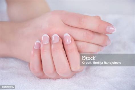 뷰티 스튜디오에서 흰색 수건에 폴란드어 프랑스어 손톱과 여자 손 젤네일 폴리쉬에 대한 스톡 사진 및 기타 이미지 젤네일 폴리쉬 프랑스 가까운 Istock