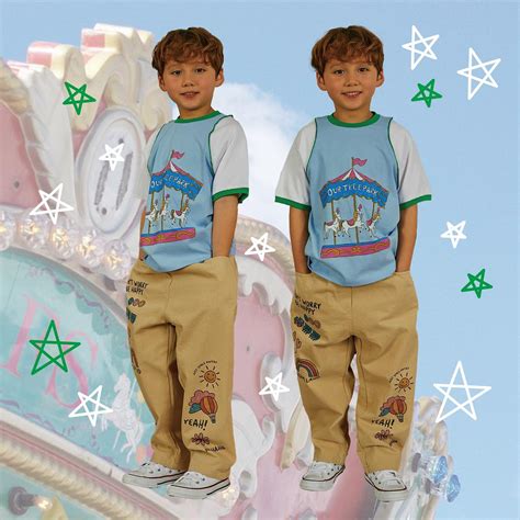 Ourtree 놀이공원에 가면 꼬 옥 타게되는 빙글빙글 회전목마가 🎠 예쁘게 그려진 티셔츠