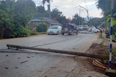 တာလေမြို့၌ လေပြင်းတိုက်ခတ်မှုကြောင့် သစ်ပင်နှင့် ဓာတ်တိုင်များပြိုလဲကာ