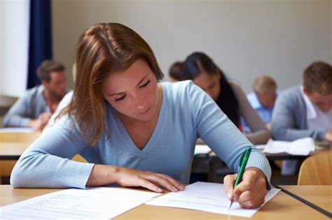 学生考试遇到了问题图片 男同学考试遇到了难问题素材 高清图片 摄影照片 寻图免费打包下载