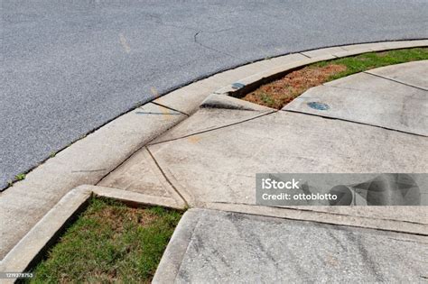아스팔트 거리와 콘크리트 보도 사이에 경사로 녹색 잔디 0명에 대한 스톡 사진 및 기타 이미지 0명 거리 곡선 Istock