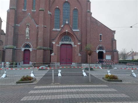 Stukken Steen Vallen Van Kerk In Lauwe Focus En Wtv