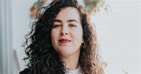 노트북으로 의자에 앉아 있는 여자 사진 Unsplash의 사업 이미지