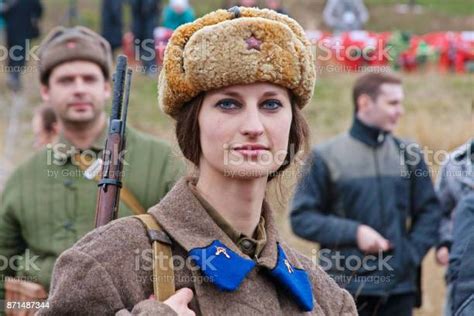 볼고그라드 군 역사적인 개조에 제 2 차 세계 대전의 러시아 소련 군인으로 입은 여배우의 초상화 Battle Of Stalingrad에 대한 스톡 사진 및 기타 이미지