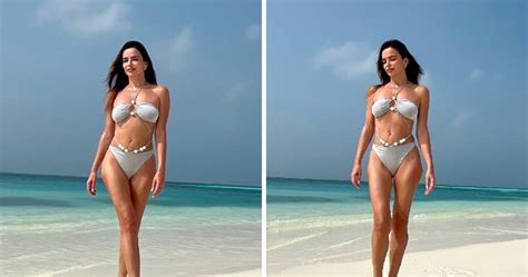 Северина објави нови фотографии од Малдивите позира во костим за капење Reporter Mk