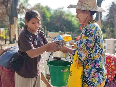 ဆားလင်းကြီးရှိ စစ်ဘေးရှောင် ပြည်သူများကို ဆန်၊ ဆီနှင့် မီးဖိုချောင်သုံး ပစ္စည်းများ လှူဒါန်း