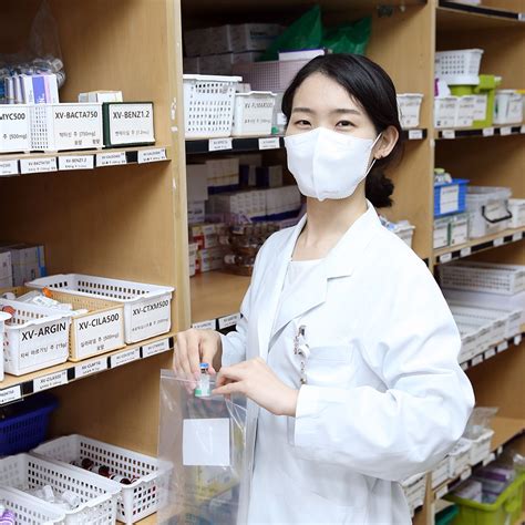 서울아산병원 환자를 살리는 약사가 꿈 알약을 삼키기 어려운 환자들을 위한 산제 조제를 주로 맡고 있습니다 조제해야 할