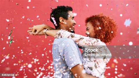 행복 한 영 주위 떨어지는 색종이 함께 축 하 사랑을 몇 가지 2명에 대한 스톡 사진 및 기타 이미지 2명 색종이 조각 남아프리카공화국 Istock