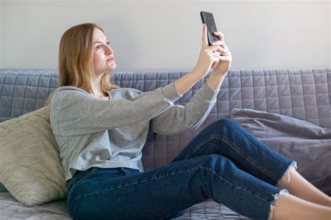 소녀는 전화로 통신합니다 모바일 사진 기술 개념 및 디지털 장치 전화를 사용하여 셀카를 찍는 여자 20 29세에 대한 스톡 사진 및 기타 이미지 Istock