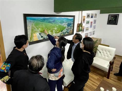 Үндэсний цэцэрлэгт хүрээлэнгийн дугуйн замын хажуугаар нарс мод тарина