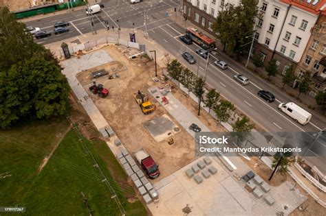 공원 근처 도시 한복판에 있는 주차장 건설 현장의 드론 사진 0명에 대한 스톡 사진 및 기타 이미지 0명 개발 개체 그룹 Istock