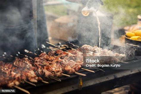 맛 있는 바베 큐 케밥 야외 부엌 오픈 그릴에 굽고 도시에서 음식 축제입니다 맛 있는 음식 꼬치 구이푸드코트 여름 피크닉 7월에 대한 스톡 사진 및 기타 이미지 Istock