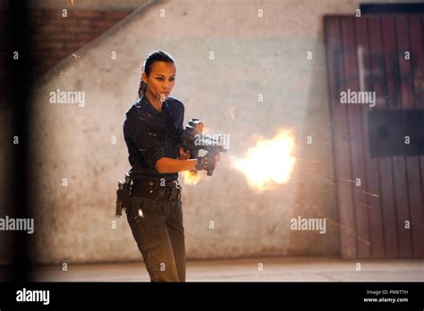 Zoe Saldana Als Cataleya In Columbia Pictures Colombiana